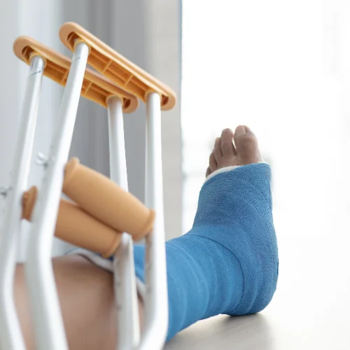 How to Apply Ice Pack on a Ligament Injury: A Caregiver's Guide ...